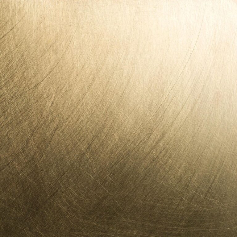 Un dialogo tra texture. Ottone liscio e ossidato per gli interni ...